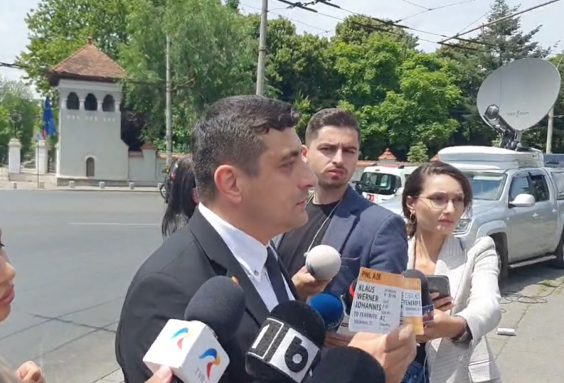 George Simion face show, în fața Cotroceniului: I-am adus cadou lui ... George Simion face show, în fața Cotroceniului: I-am adus cadou lui ...